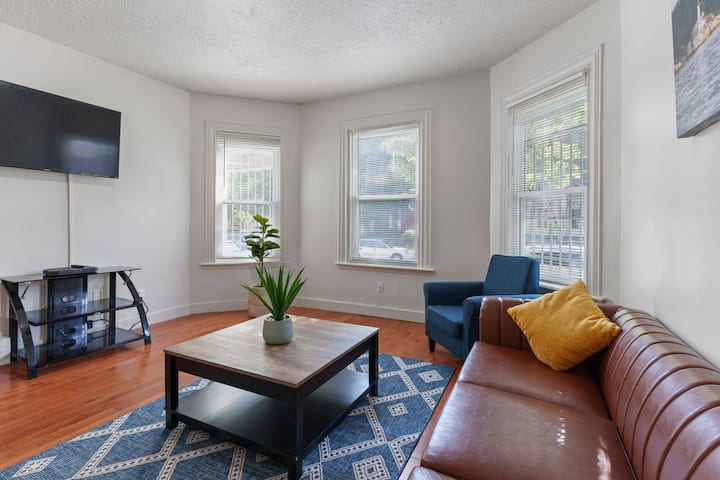 Frog Hollow Red Door Duplex - Hartford, CT