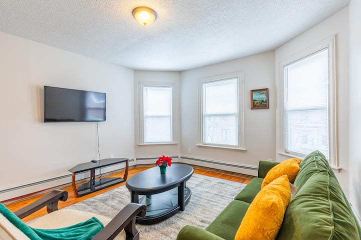 Frog Hollow Red Door Duplex - Hartford, CT