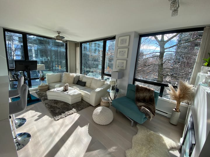 Bright, Modern & Centrally Located 1bd With Office - Vancouver