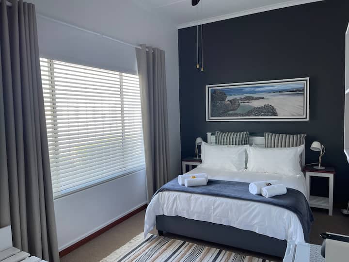 Footprints In Kleinmond : Shore Thing Queen Room - Kleinmond