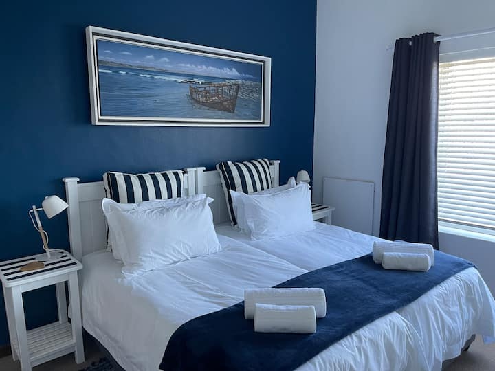 Footprints In Kleinmond : Bay Bliss Twin Room - Kleinmond