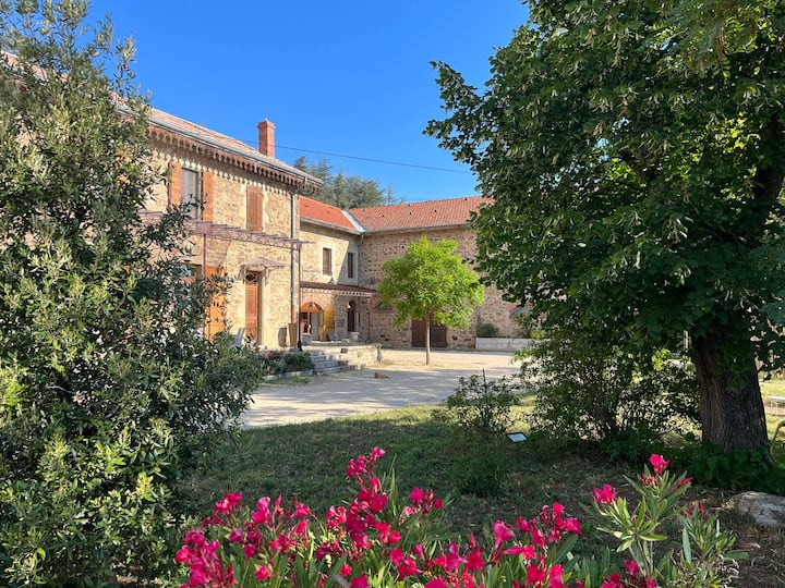 Le Domaine De L’ermitage Du Montmiandon - Safari de Peaugres