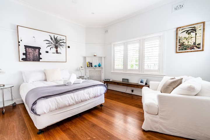 The Little Palm—prime Locale Between Beach & Wharf - Manly