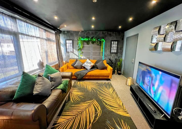 Canterbury Spacious House | 4 Br | Hot Tub - Isle of Sheppey