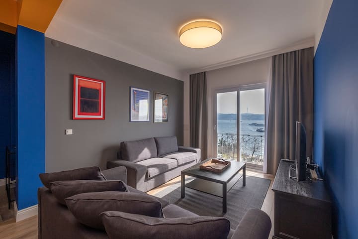 Hip Waterfront Apt. With A Striking View - Istanbul