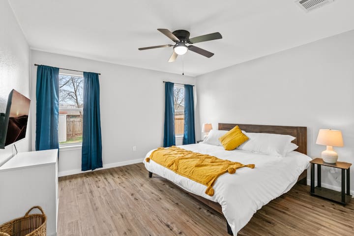 Modern Family Friendly Home W/ Garage, Big Yard - Leander, TX