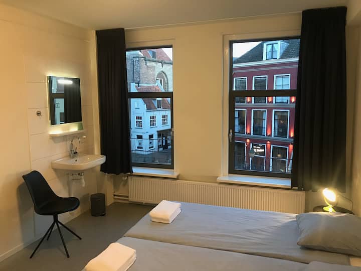 Tweepersoonskamer Met Wastafel, Gedeeld Sanitair - Deventer