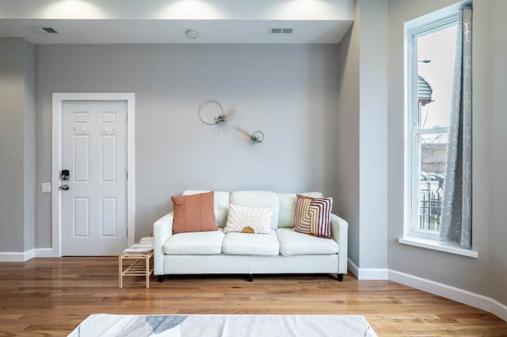 Quaint Queen Room - Near United Center & Downtown! - Chicago, IL