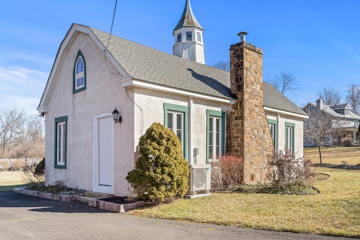 Unique & Cozy Carriage House ~ Queen Beds ~ Patio - Bucks County, PA