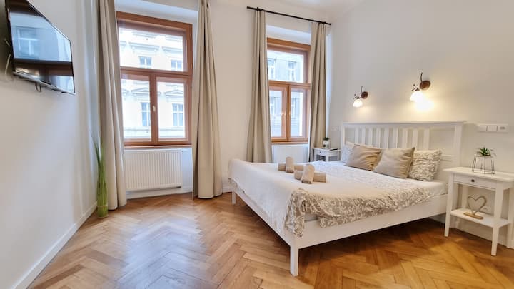 Prime Location -Bus Train St Central&chic&cozy! - Prague