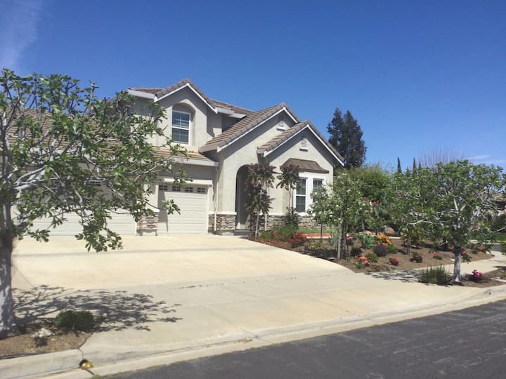 典雅居楼上东房间(1.5米双人床可2人居住)市政府要求以只允许停留超过30天（30天停留最少）的租客 - Brentwood, CA