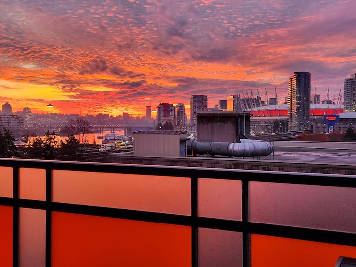 Landmark Views | Parking | Soundbar | Licensed - Vancouver