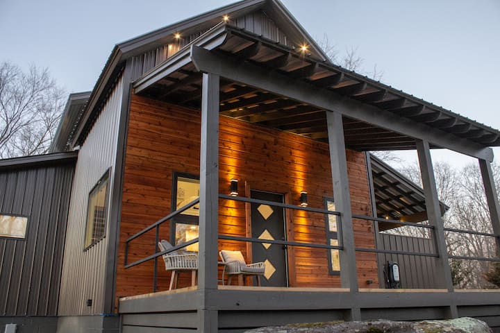Betty's Cabin- Romantic Hot Tub Getaway! - Fayetteville, AR