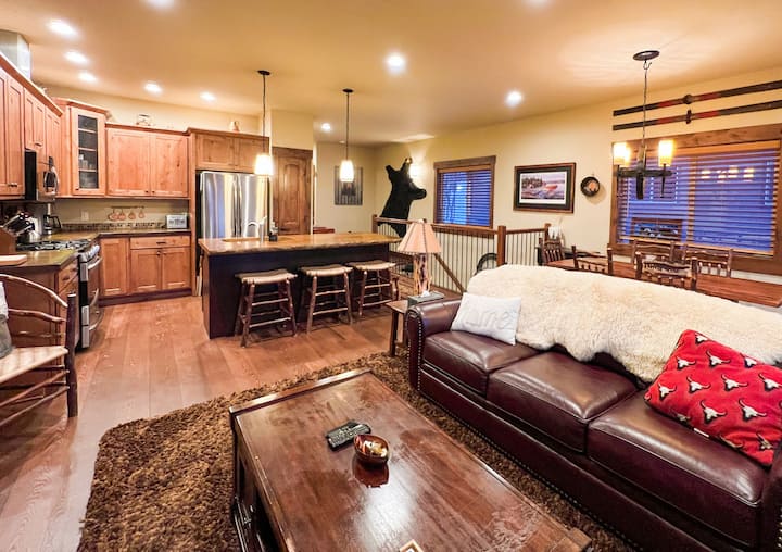 Lakeview Cabin Condo With Balcony Hot Tub - Bigfork, MT