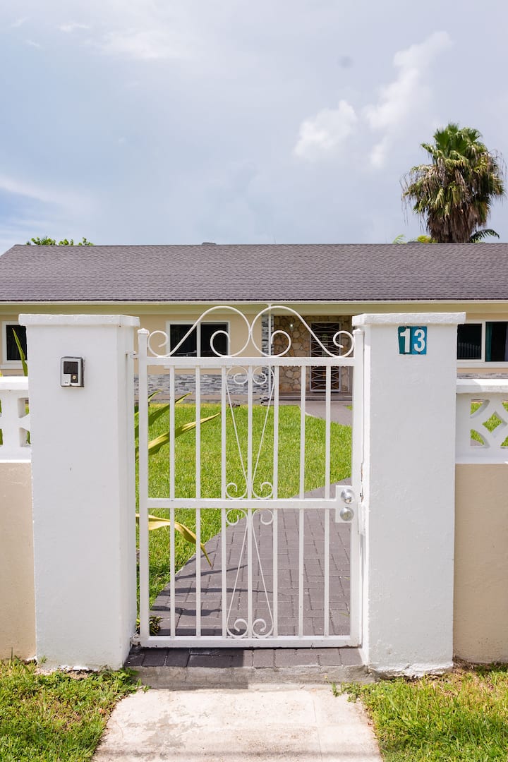 Affordable Luxury. Beautiful Remodeled 3 Bedrooms - Nassau