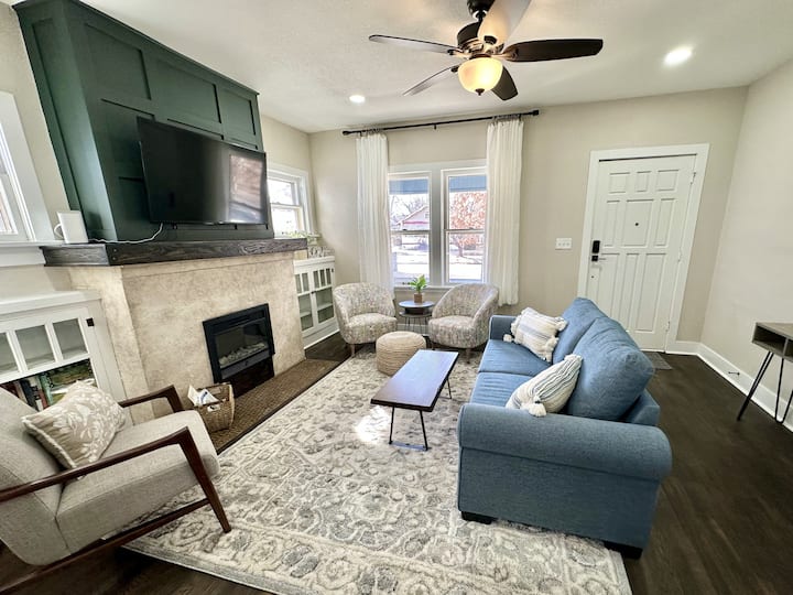 Charming Bungalow By The River - Wichita, KS