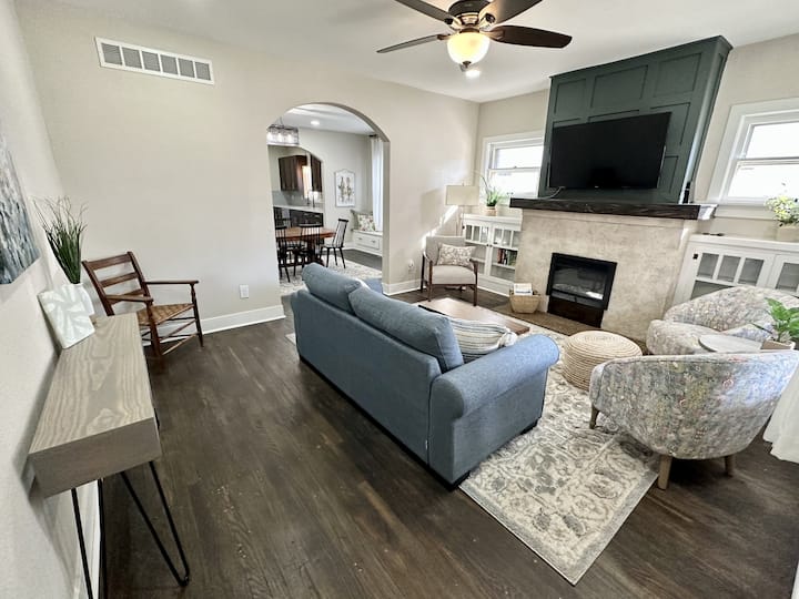 Charming Bungalow By The River - Wichita, KS