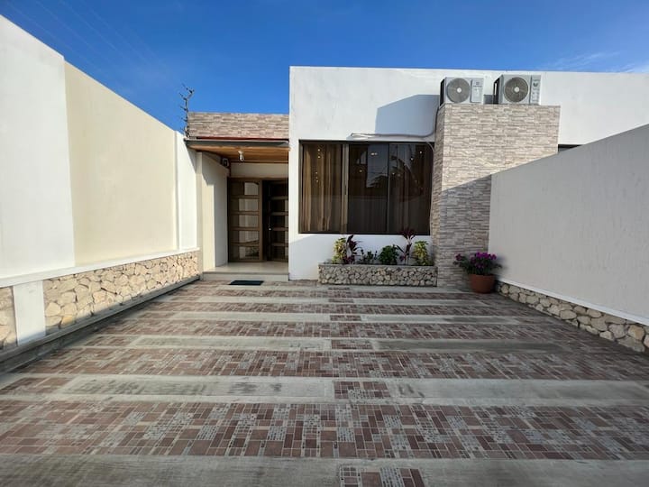 Bright Villa • Walk To Beach & Shops - Playas