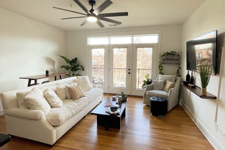 Downtown Nash Modern Condo - Nashville, TN