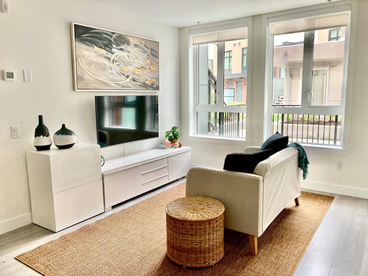 Modern 1 Bdr Townhome W/ Parking - North Vancouver
