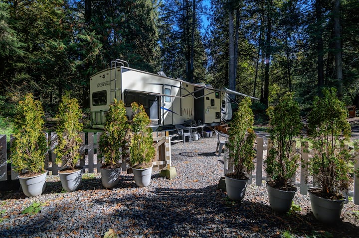Riverfront Rv W/hot Tub & S'mores + Lgbtq Hosts! - Enumclaw, WA