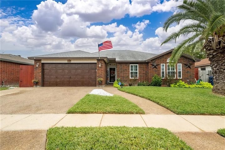 Howdy Holiday: Blissful Heated Pool Retreat - Corpus Christi, TX