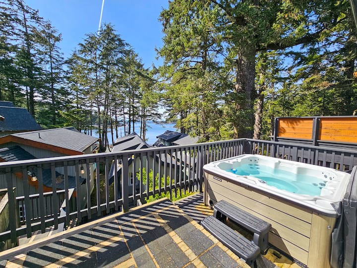 Hot Tub ~ Oceanfront Loft With Views! - Ucluelet
