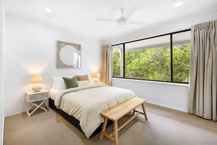 Stylish Poolside Villa, Noosa - Noosaville