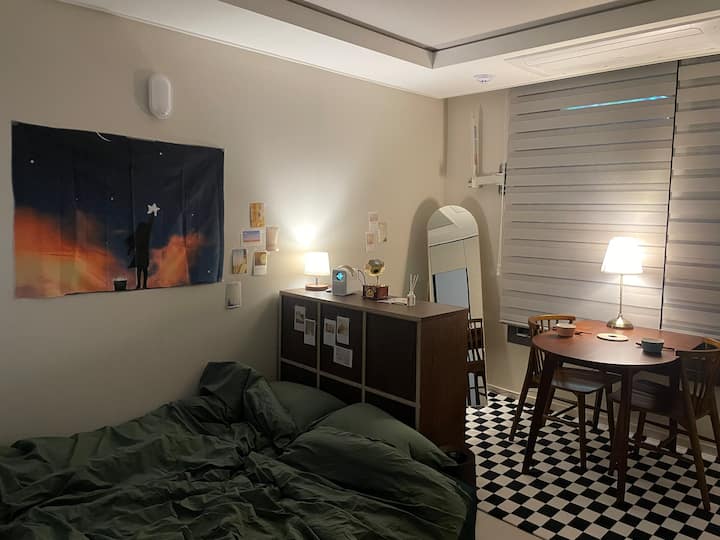 +카츄D]원목가구와 포근한 침구류/얼리체크인과 레이트아웃가능/동성로3분 최고 중심지 - Daegu