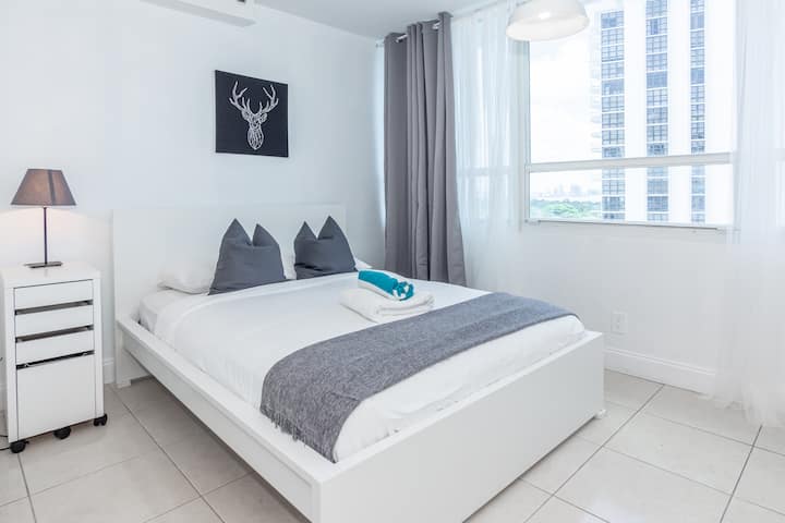 Oceanfront Resort City Bay View Free Parking - Miami Beach, FL