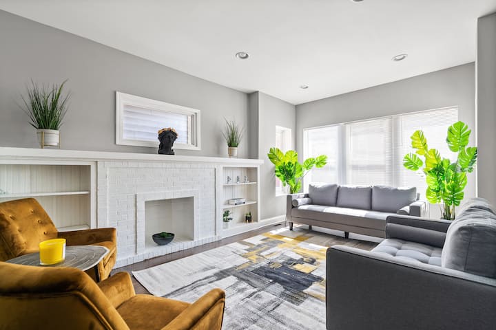 Spacious 8 Bdr + 2 Kitchens + Garage! Sleeps 16! - Chicago, IL