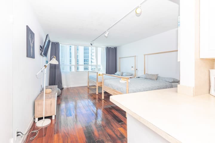 Oceanfront Resort City Bay View Free Parking - Miami Beach, FL
