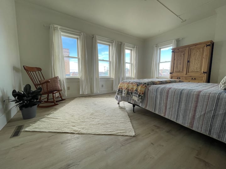 Cozy 3 Bed Apartment - Butte, MT