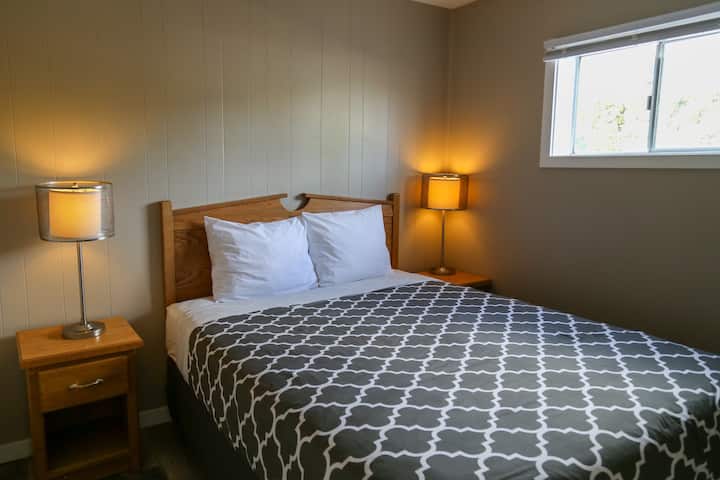 One Bedroom Suite (Queen) - Osoyoos