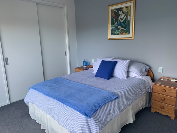 Queen Room With En-suite & Views - Renwick