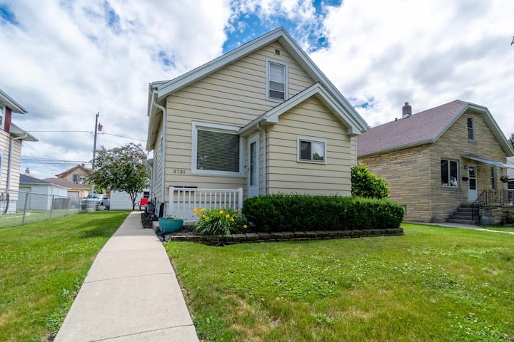 Cozy Home Near Lake Front - Oak Creek, WI