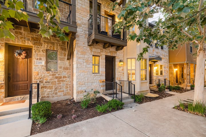 Experience The Beautiful Brownstone At The Summit! - Georgetown, TX