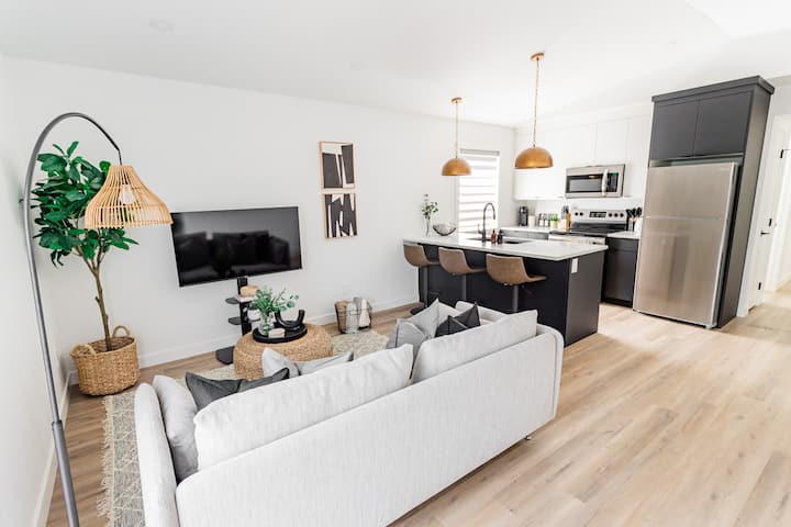 Riverview Health | Trendy Area | Free Parking - Winnipeg