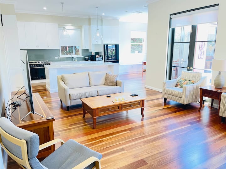Classic Meets Modern In Central Wagga - Wagga Wagga