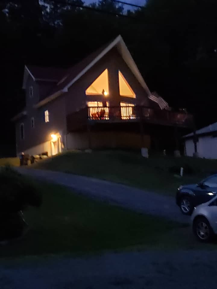Beautiful Lake Side Chalet - Harveys Lake, PA