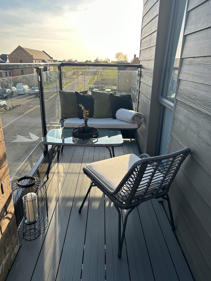 Modern Double Bedroom With Private Bathroom - Arundel