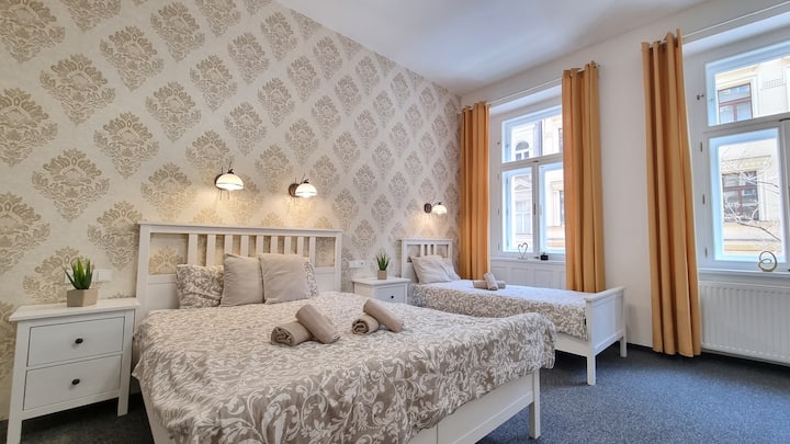 2bdr Urban Chic Retreat In The Heart Of Downtown! - Praga