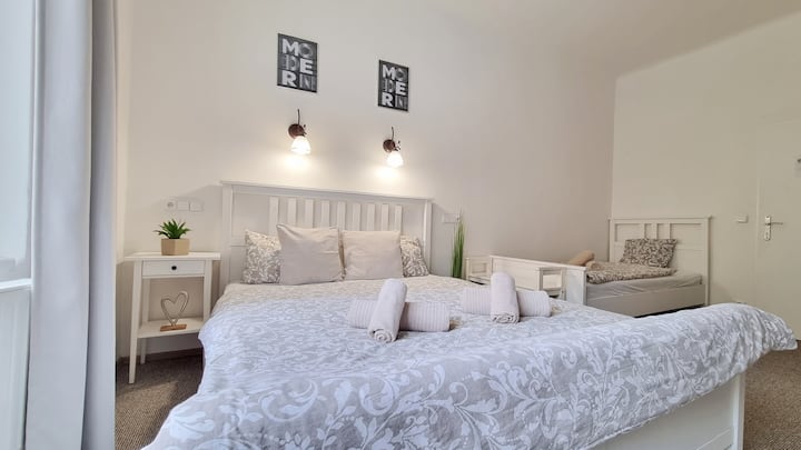 Prague Castle 10 Min! Peaceful Oasis Near Airport - Prague Václav Havel Airport (PRG)