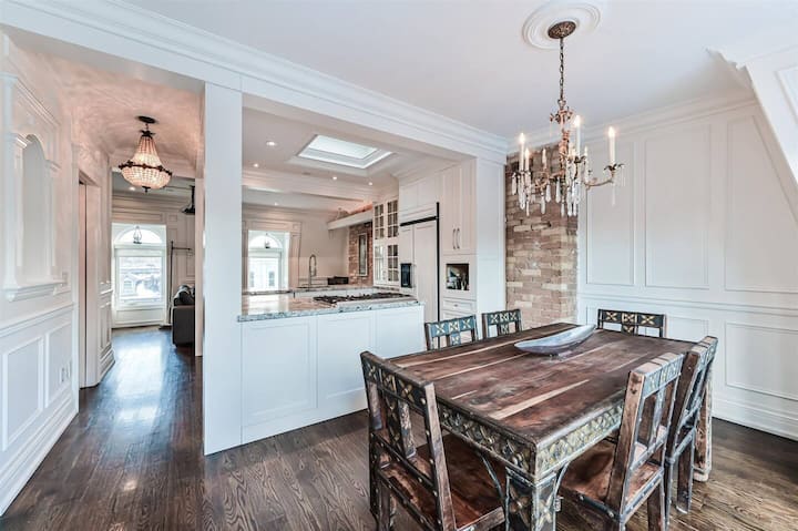 Bright 2-storey Victorian Apartment W/ Parking - Toronto
