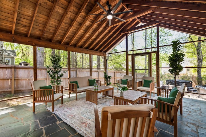 The Greensboro Manor | Hottub + Firepit + Bball - Greensboro, NC