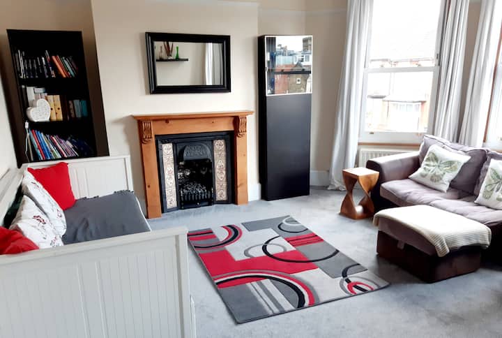 Bright Riverside 2 Bedroom Flat With Garden - Londres