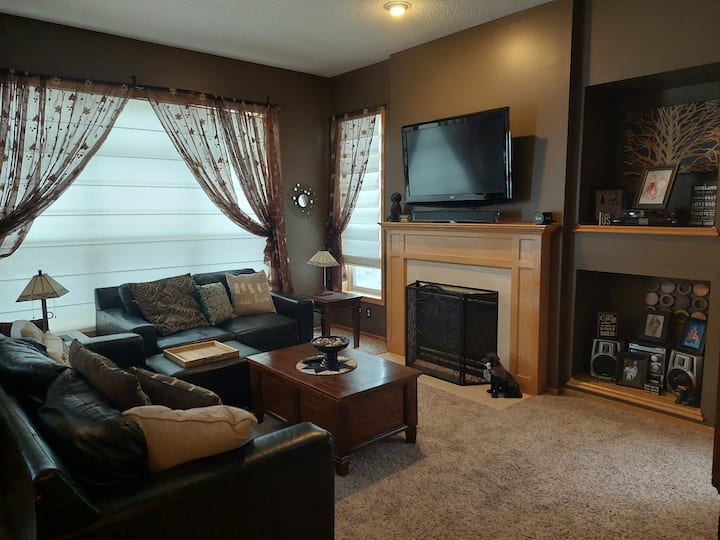 Comfortable Upper Level Br In An Executive Home - Blaine, MN