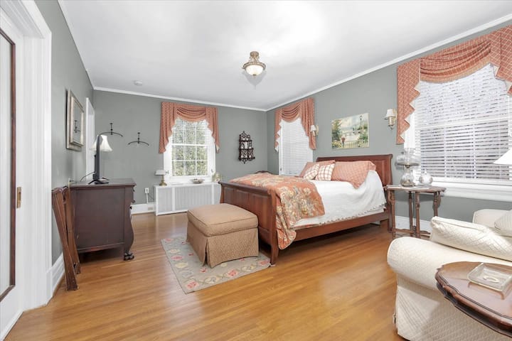 The Maridor - The "Iris" Room - Roanoke, VA