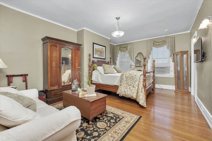 The Maridor - The "Lily" Room - Roanoke, VA