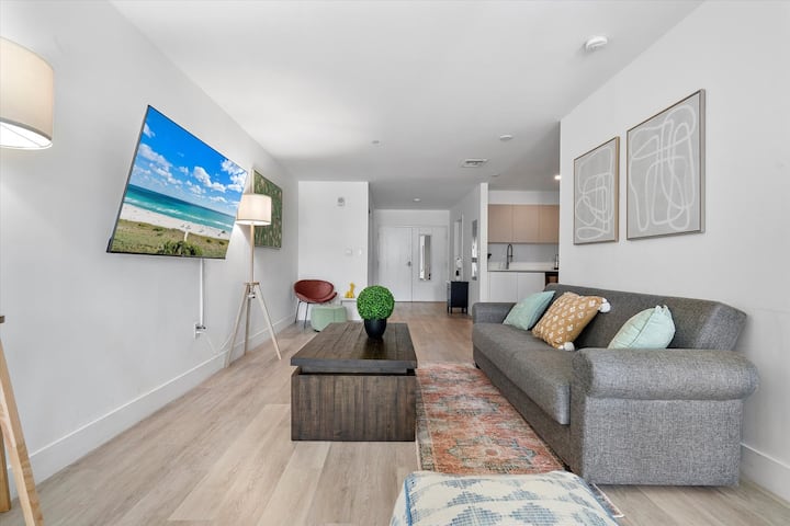 Two Bedrooms With Pool / Walk To Aventura Mall - Aventura, FL